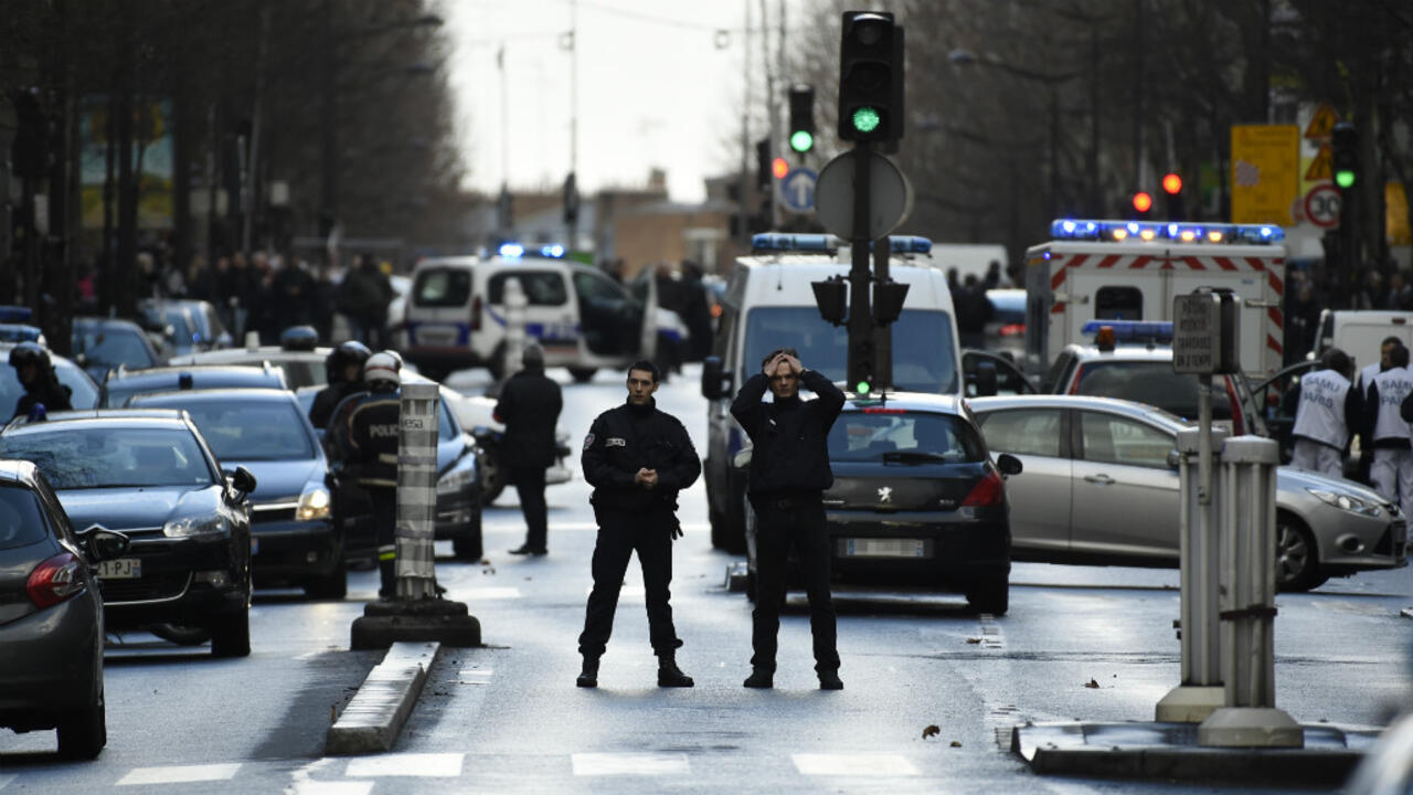 Anti-terror inquiry opened into attempted attack on Paris police station