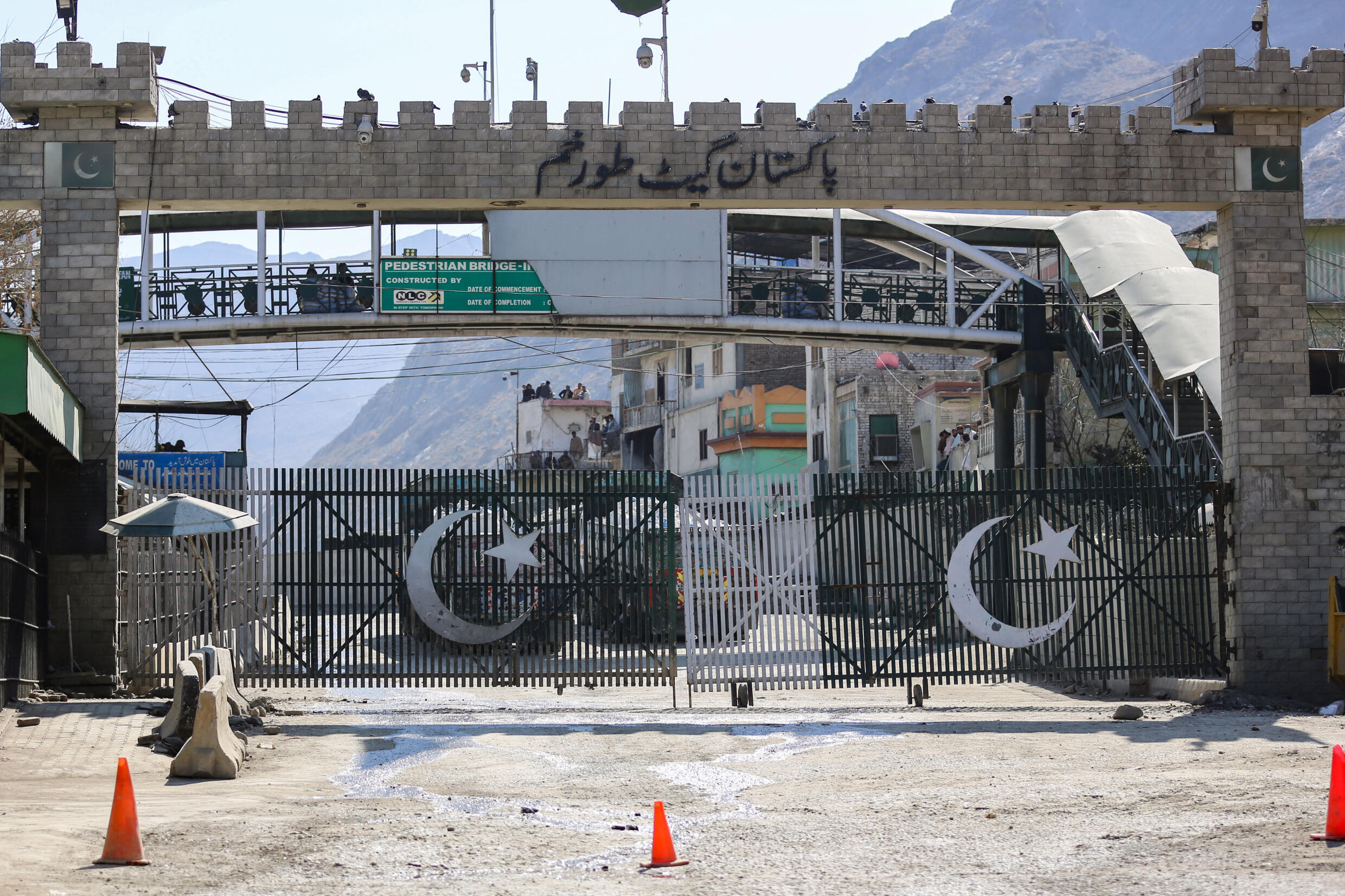 Trade resumes as key Afghan border crossing with Pakistan reopens