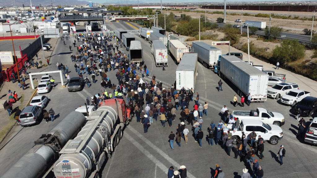 Mexican farmer protest blocks US border bridge