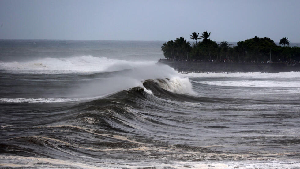 Sous la menace d'un cyclone tropical, la Réunion confinée