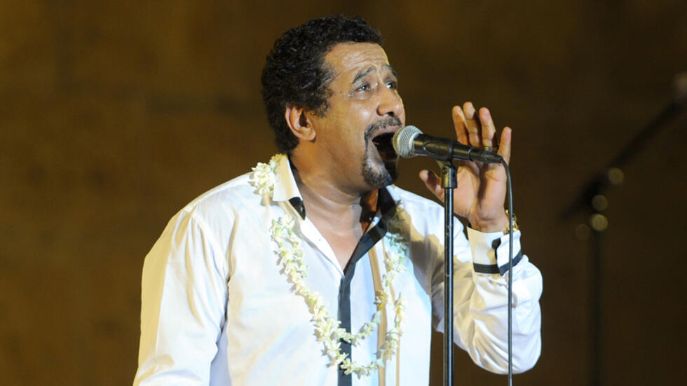 Vidéo : Cheb Khaled soutient la candidature de Bouteflika à la ...