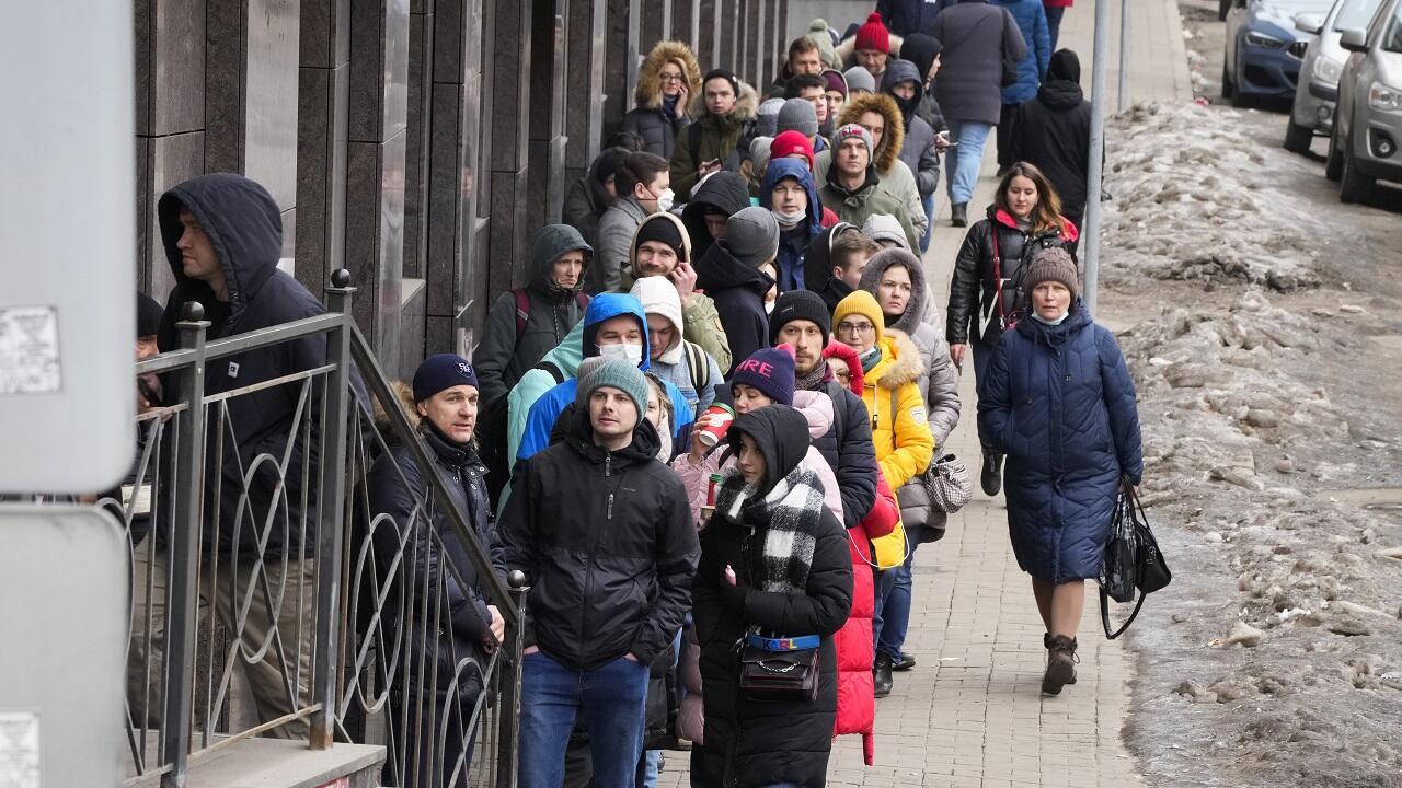 Tasas de interés más altas y devaluación: ciudadanos rusos ya sienten ...