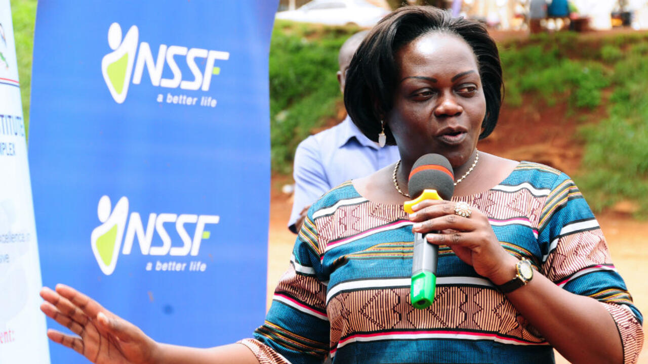 Déguisée, la ministre de la Santé ougandaise épingle des travailleurs ...