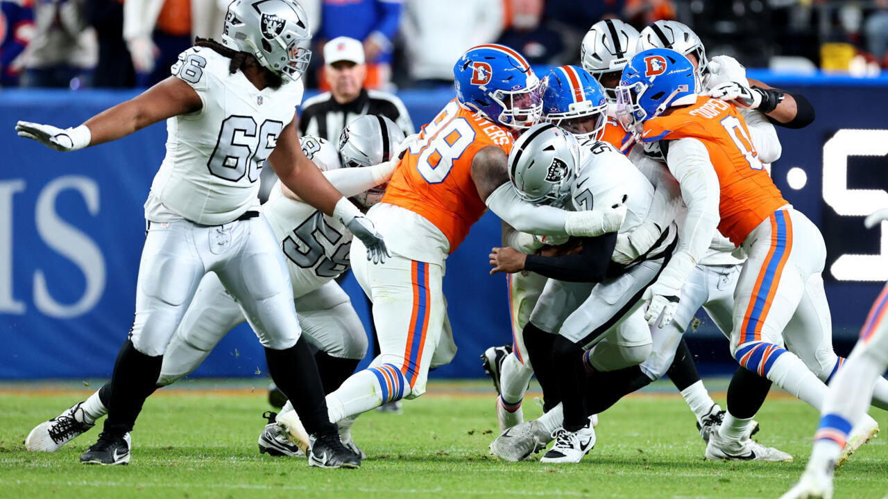 NFL-best Broncos edge Raiders to win seventh in a row