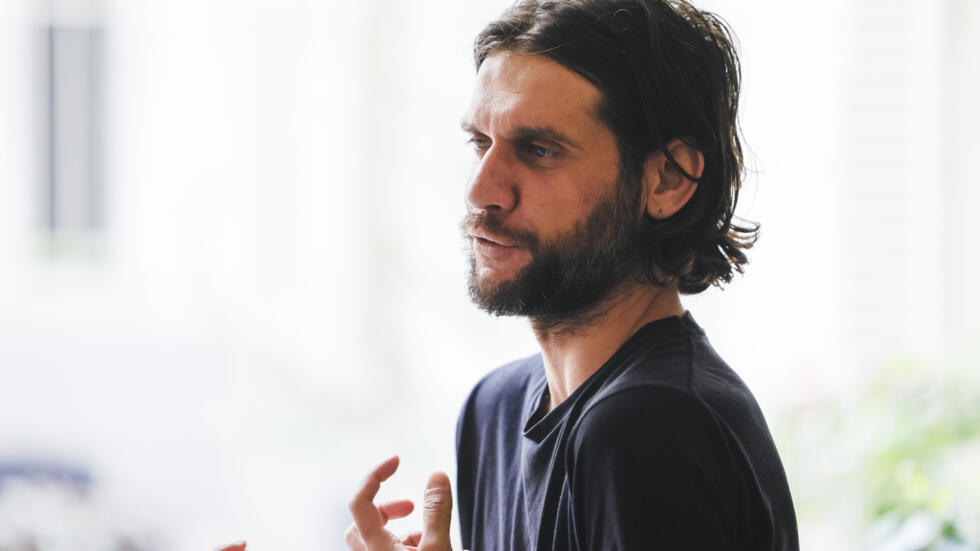 Le styliste franco-turc Burc Akyol veut "faire de la magie avec peu"