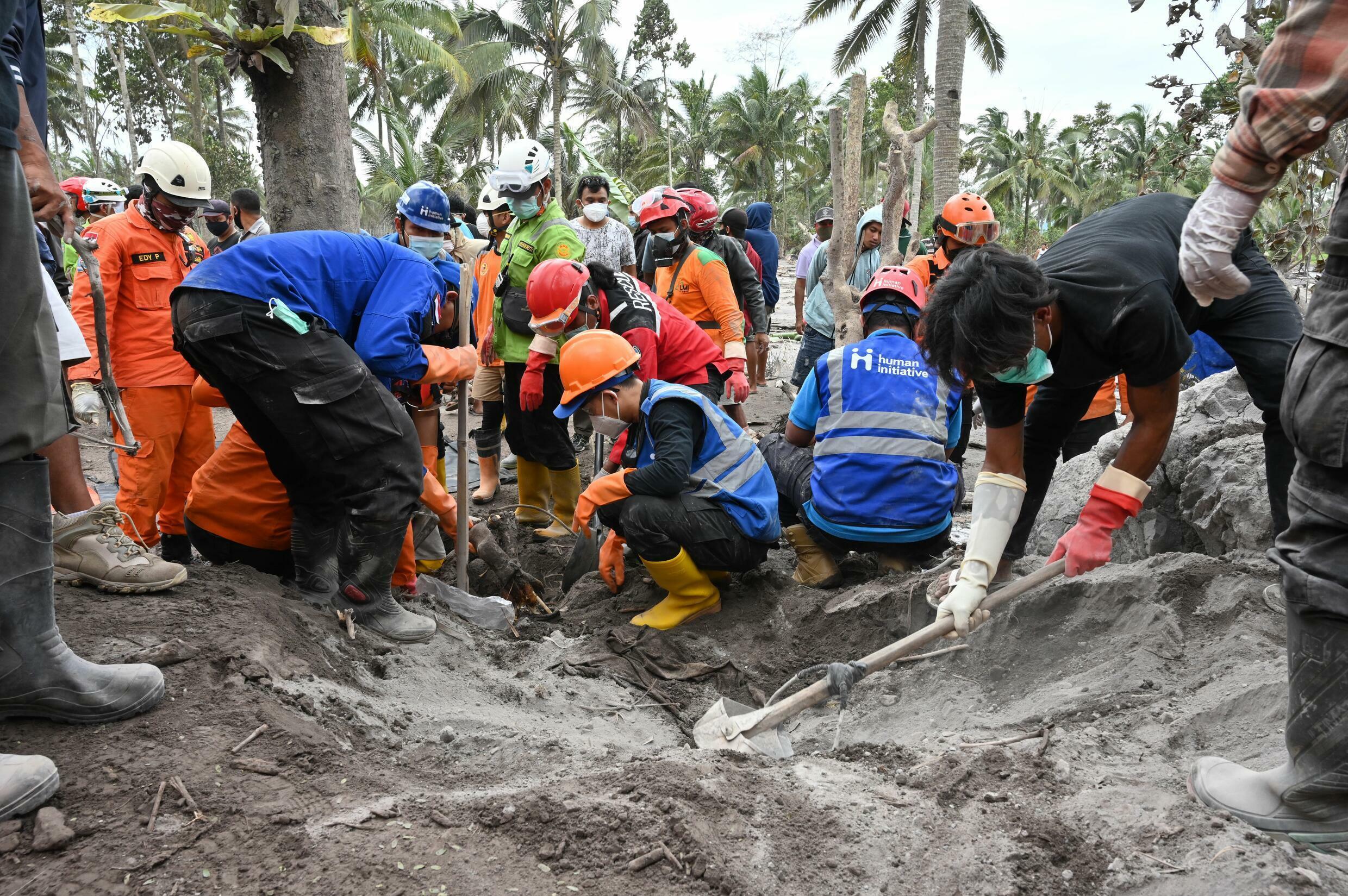 Indonesia volcano erupts again, rescue operations suspended