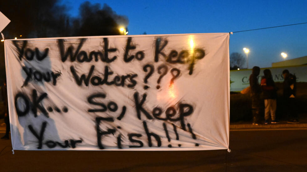 Without licenses to fish in British waters, French trawlermen block ...