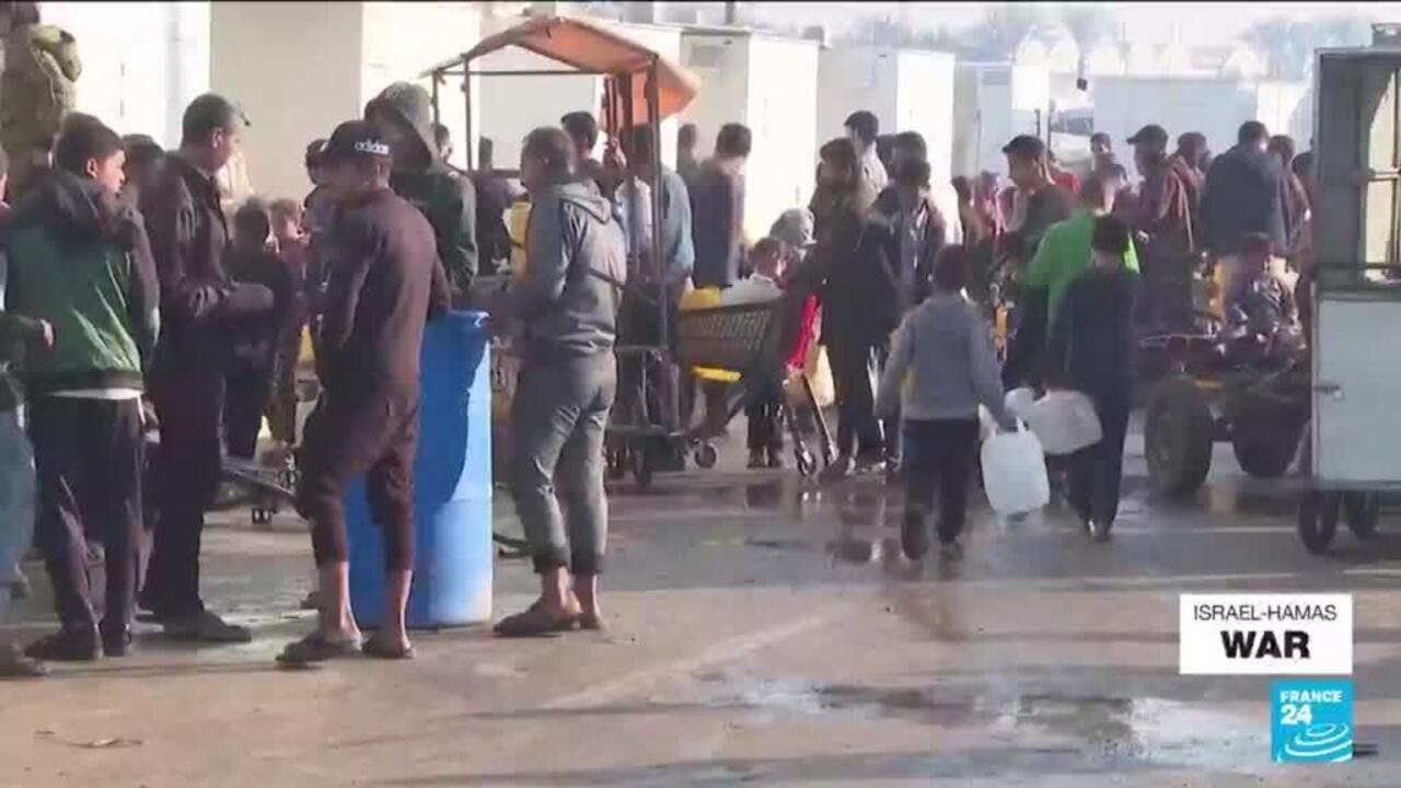 Displaced Gazans desperate for water amid aid restrictions - France 24