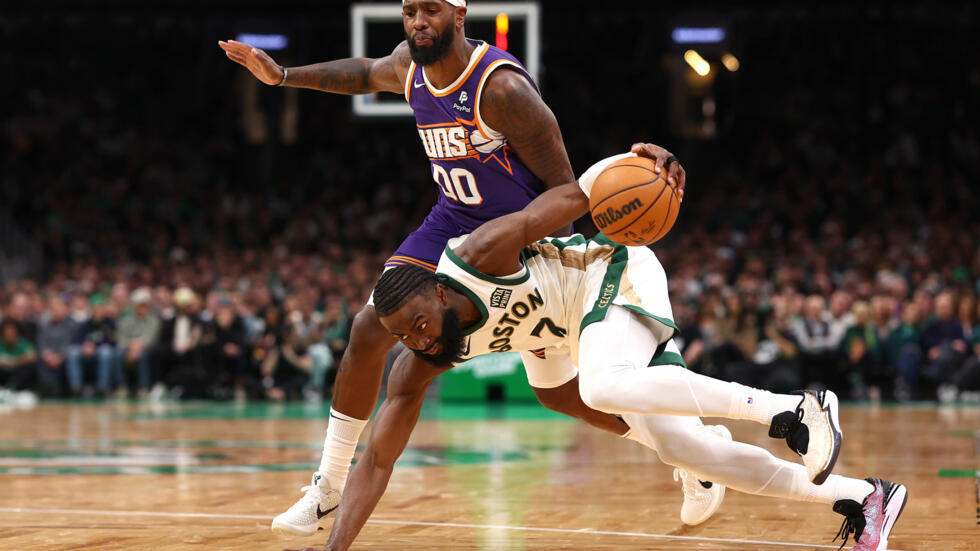 Celtics blow past Suns, Bucks stop Sixers