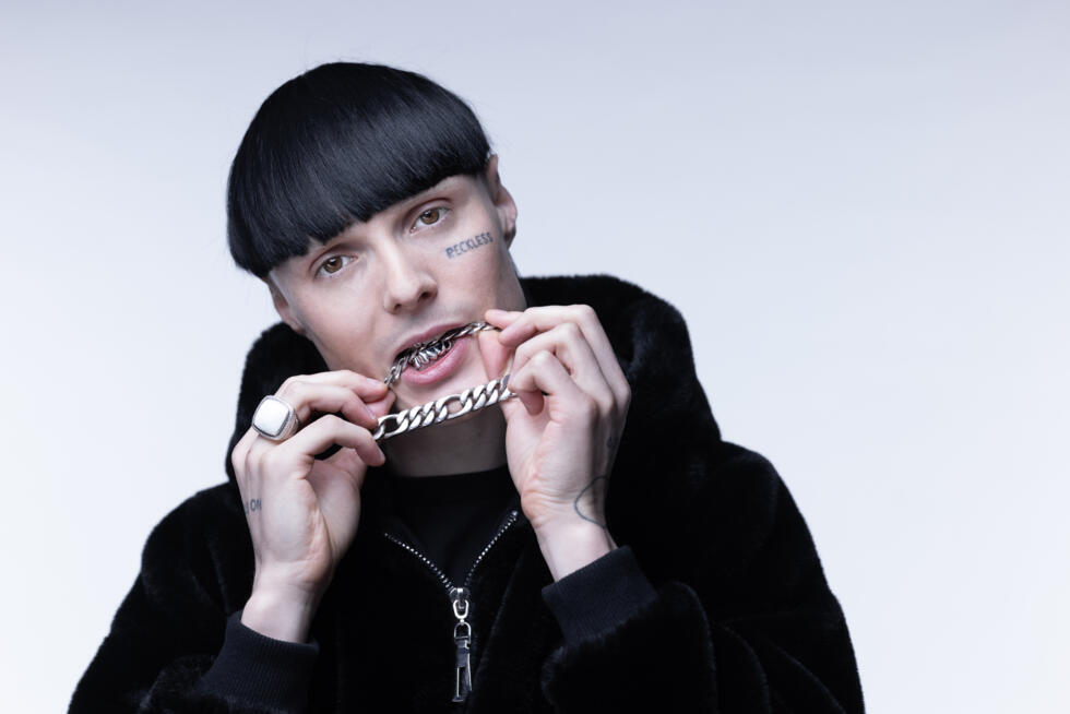 En clair-obscur, Aime Simone chante sa REVolution