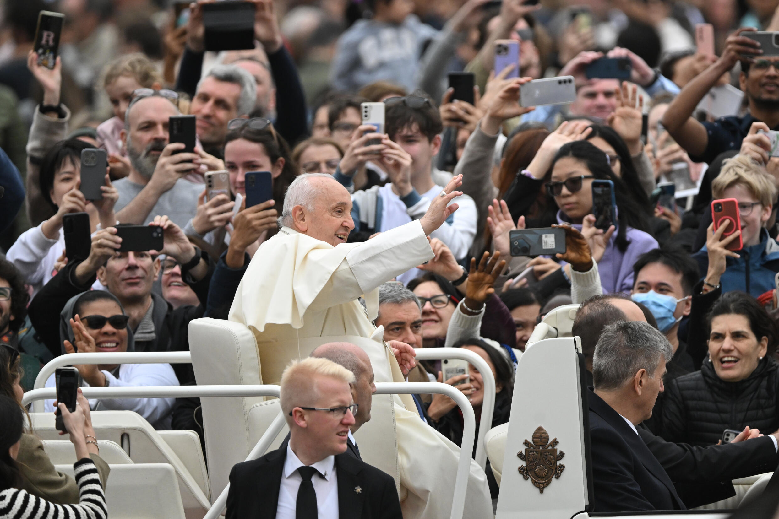 Pope Francis pleads for peace in Easter message