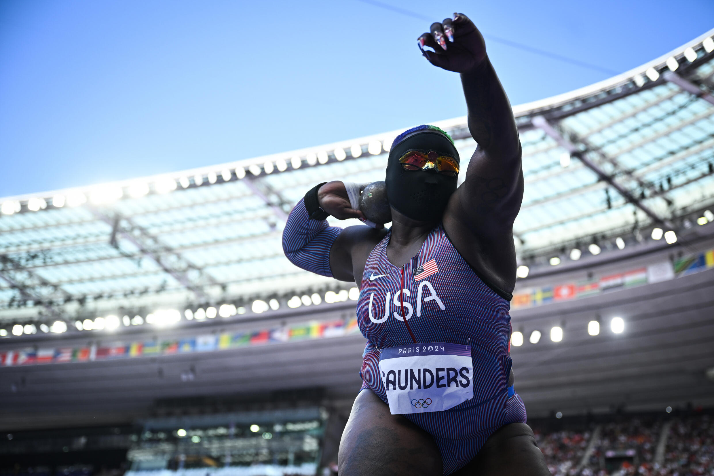 'Superhero' Saunders into shot put final