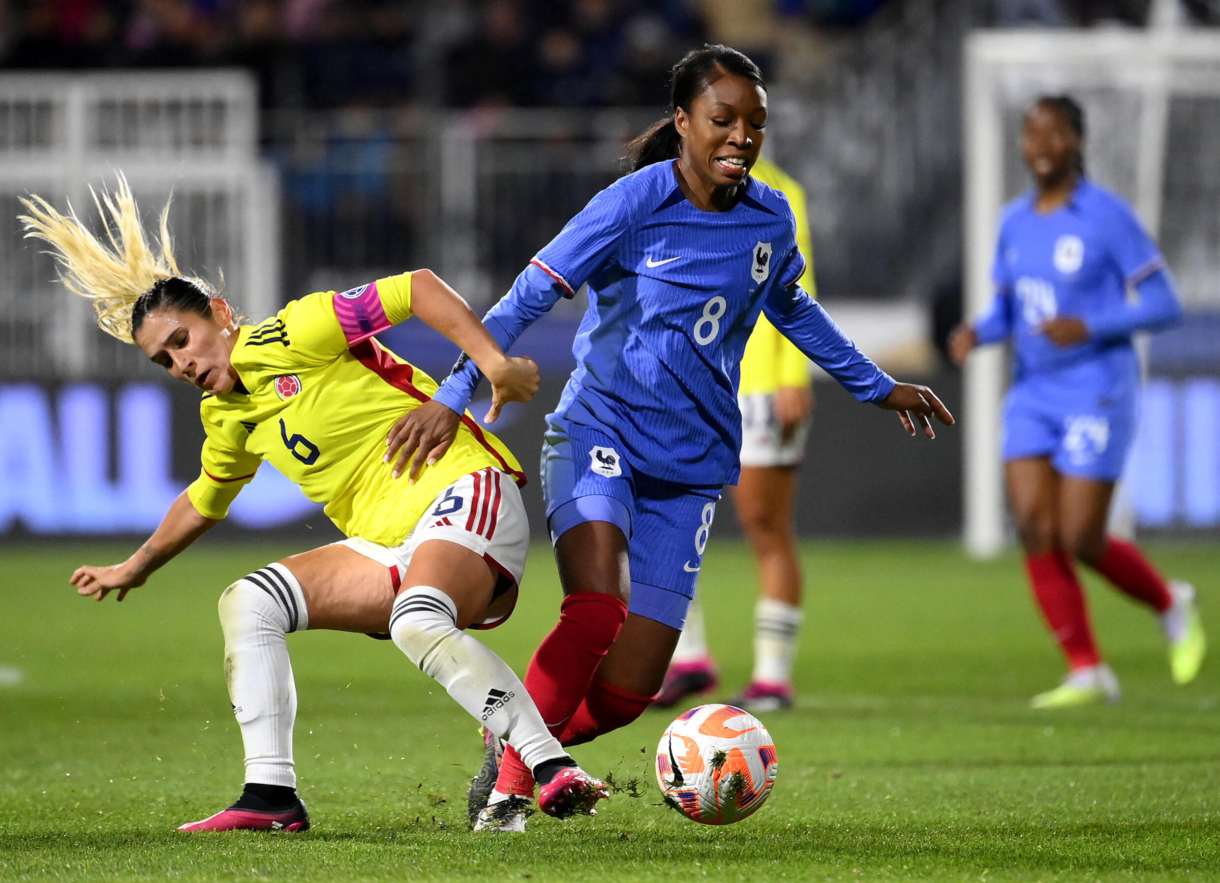 Football: French women easily beat Colombia on new manager's debut