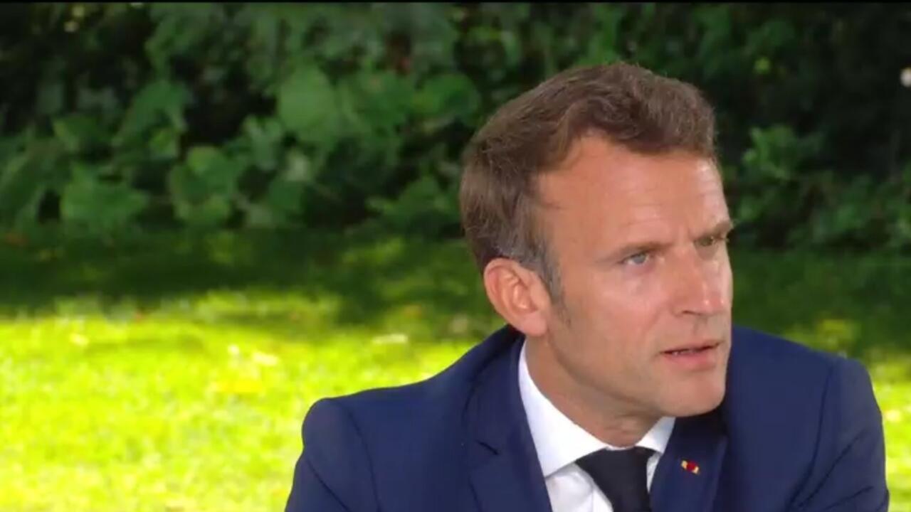 Emmanuel Macron : "On doit progressivement décaler l'âge de départ à la ...