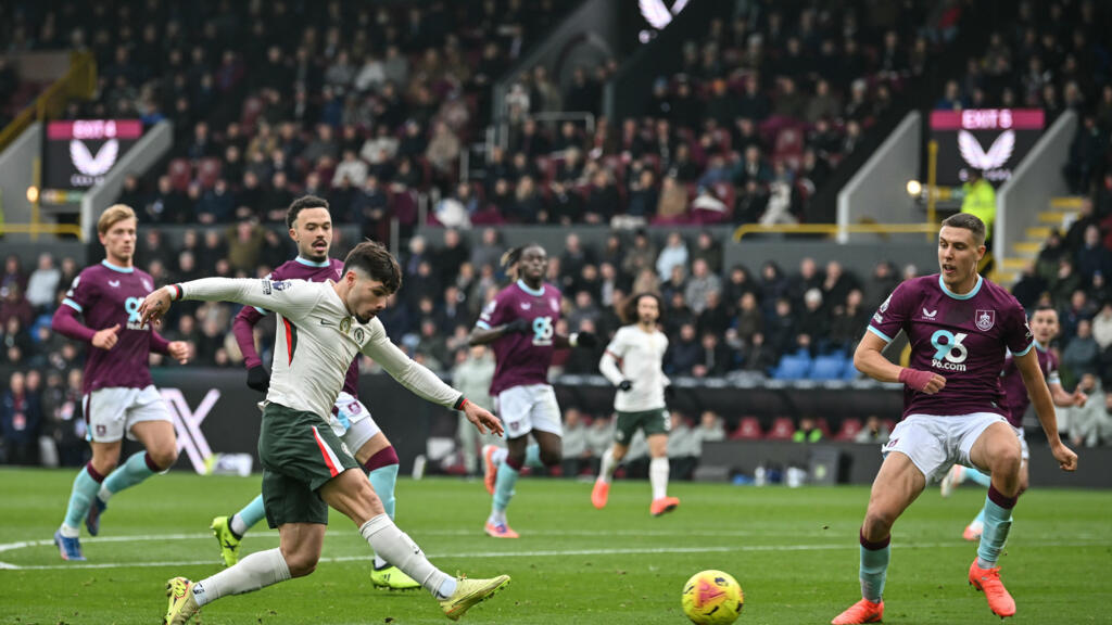 Chelsea sink Burnley to close gap on leaders Arsenal