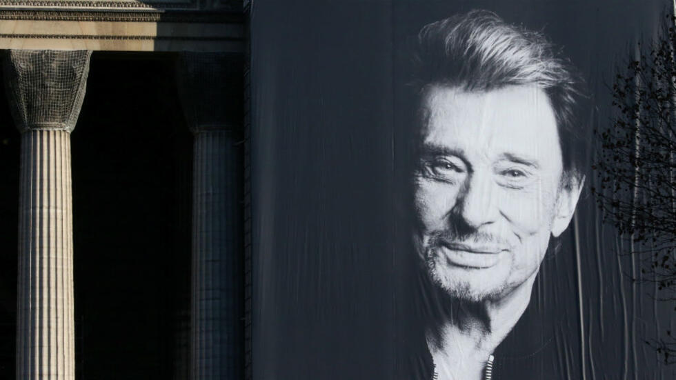 Francia rinde multitudinario homenaje a Johnny Hallyday