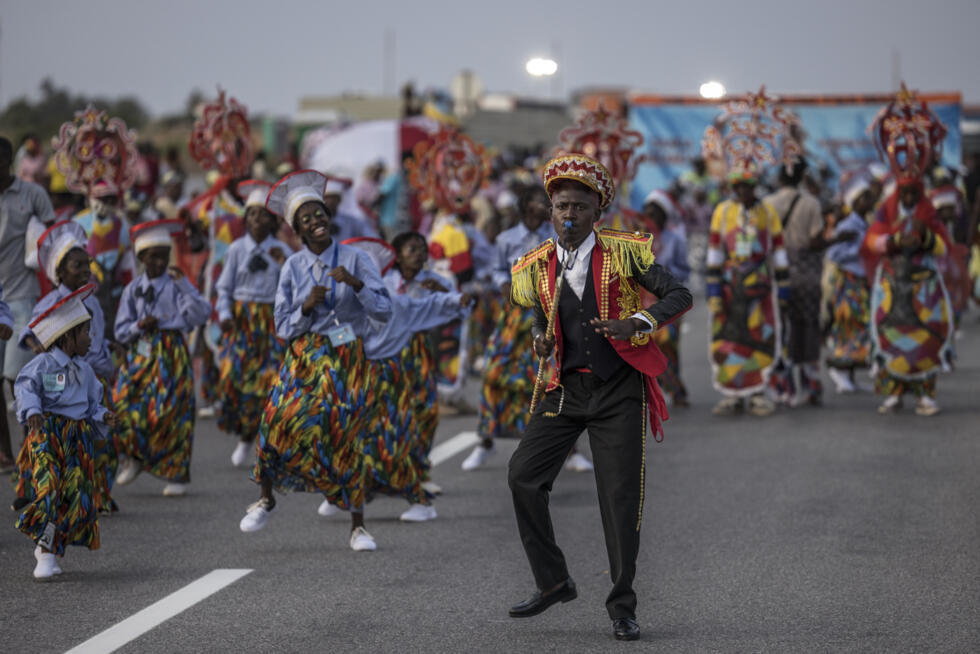 Colourful Angolan carnival celebrates half century independence