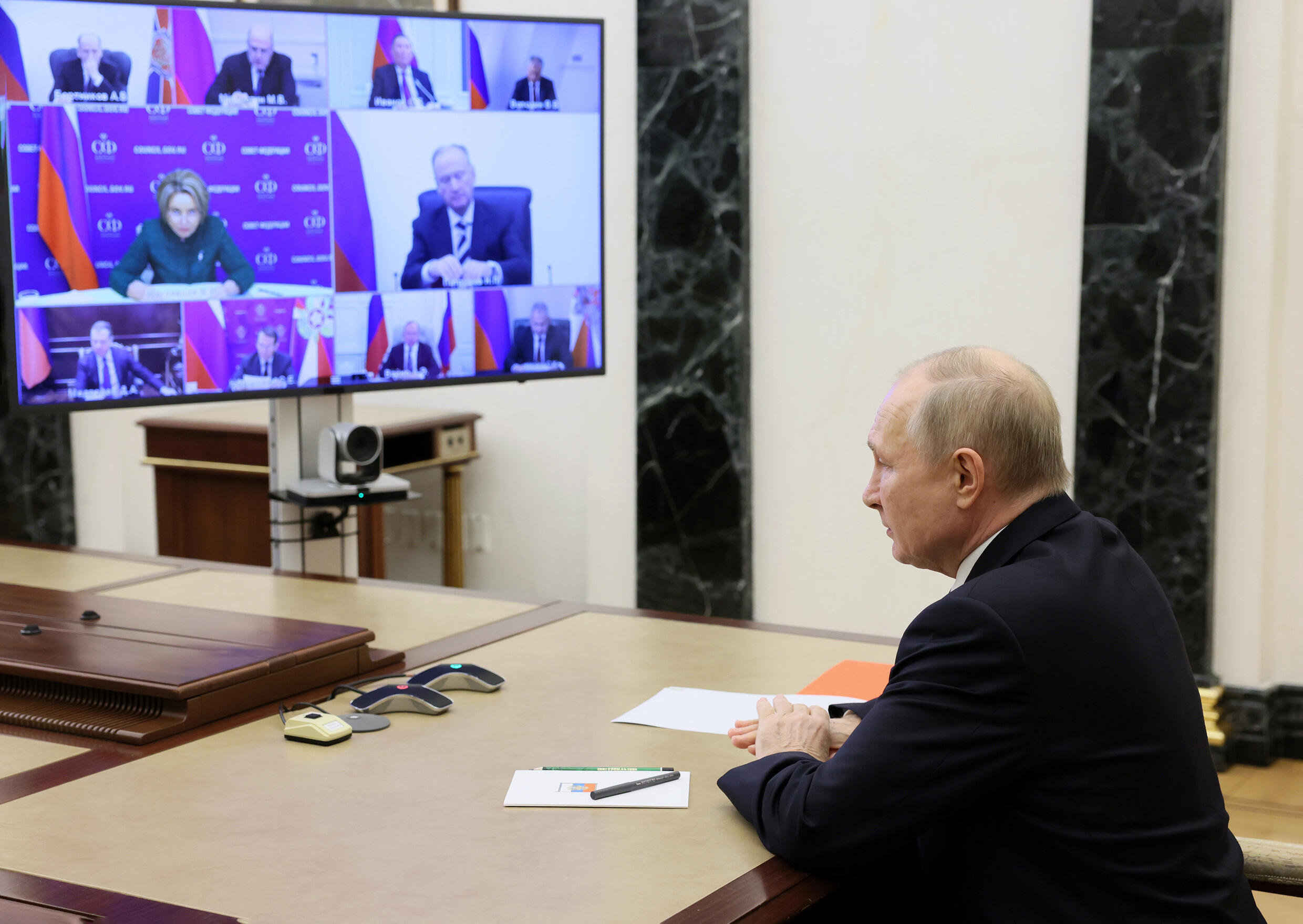 Zelensky visits Donbas near 'difficult' Ukraine front