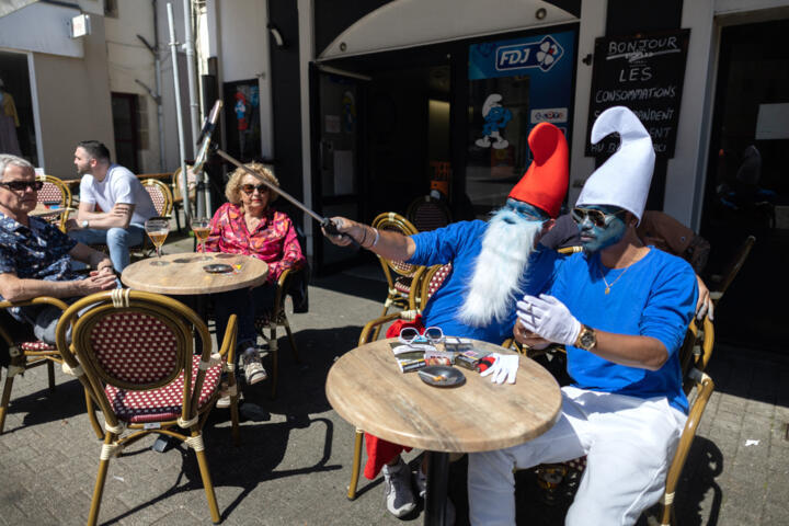 🌟The Bright Side: French town breaks world record for... Smurfs - France 24