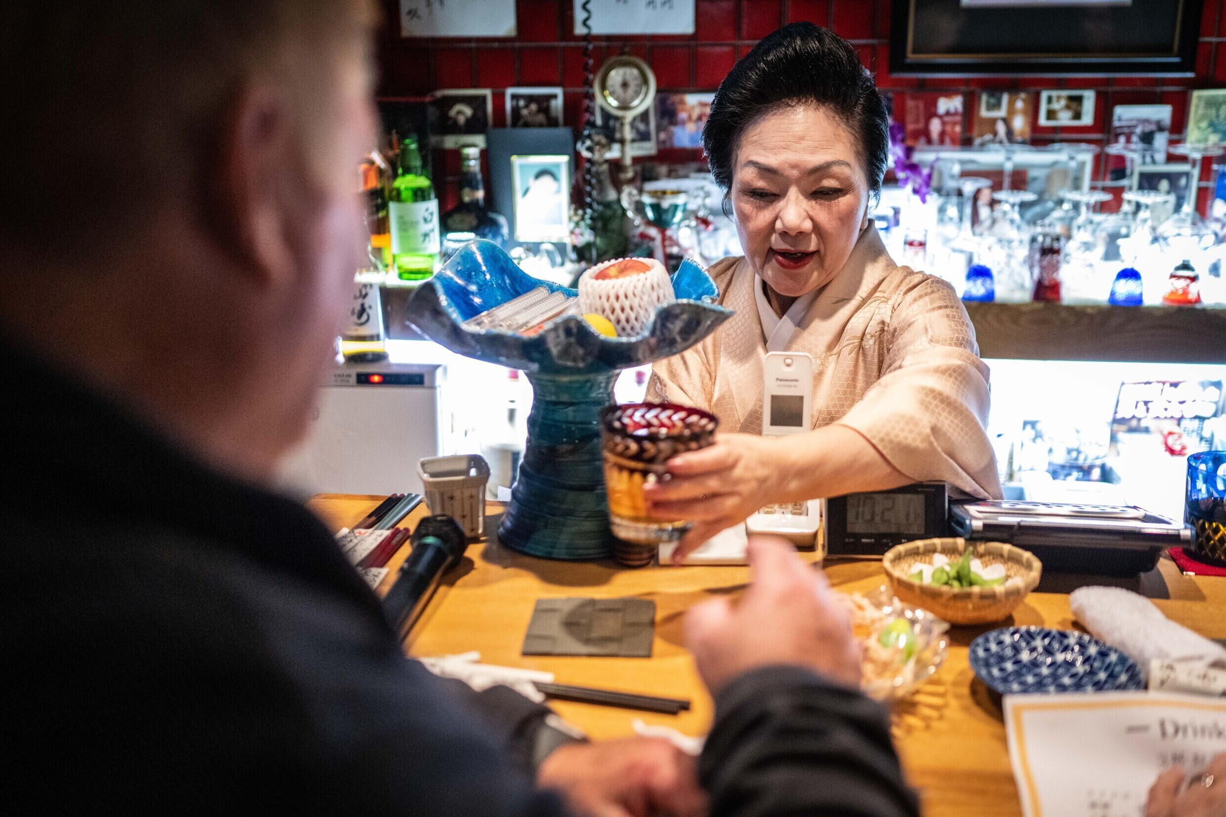 Tourists get taste of old Japan at hidden 'snack bars'