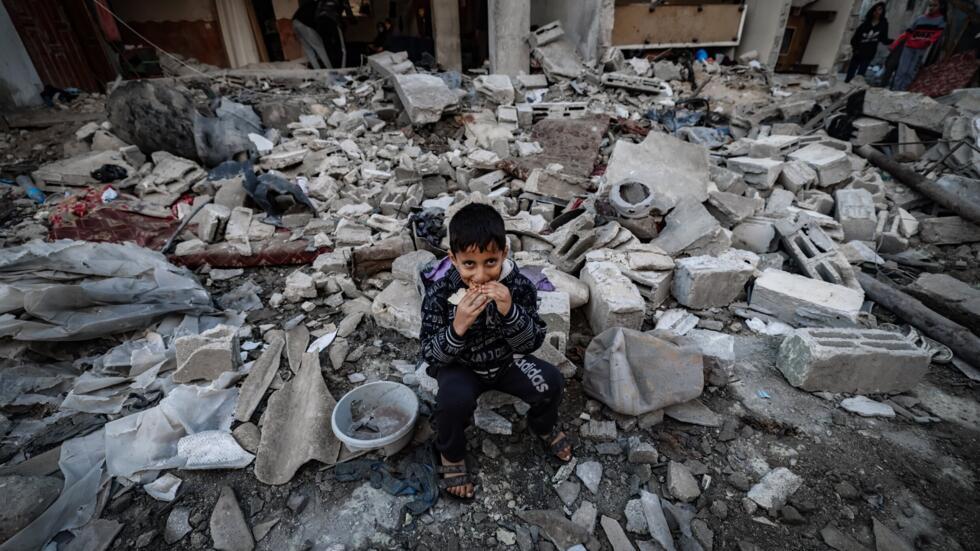 Israel bombs south Gaza as Hamas officials due in Cairo for truce talks