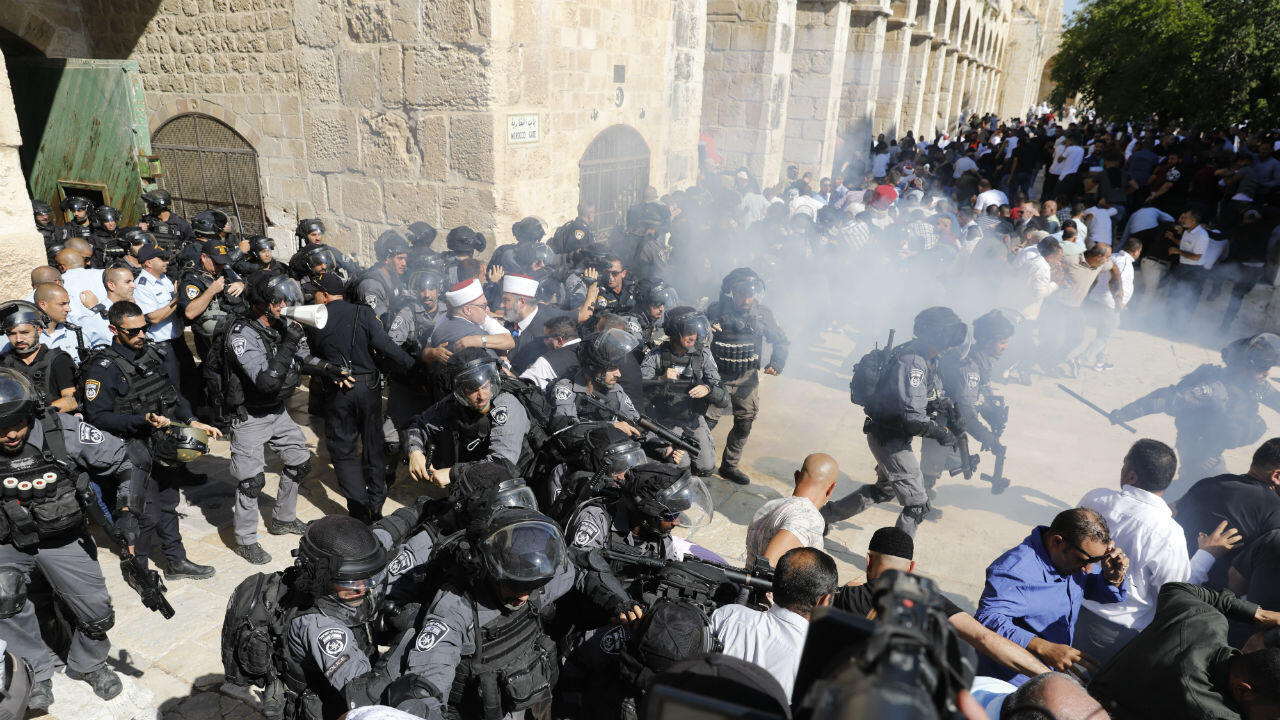 Muslim worshippers clash with Israeli police at Jerusalem holy site