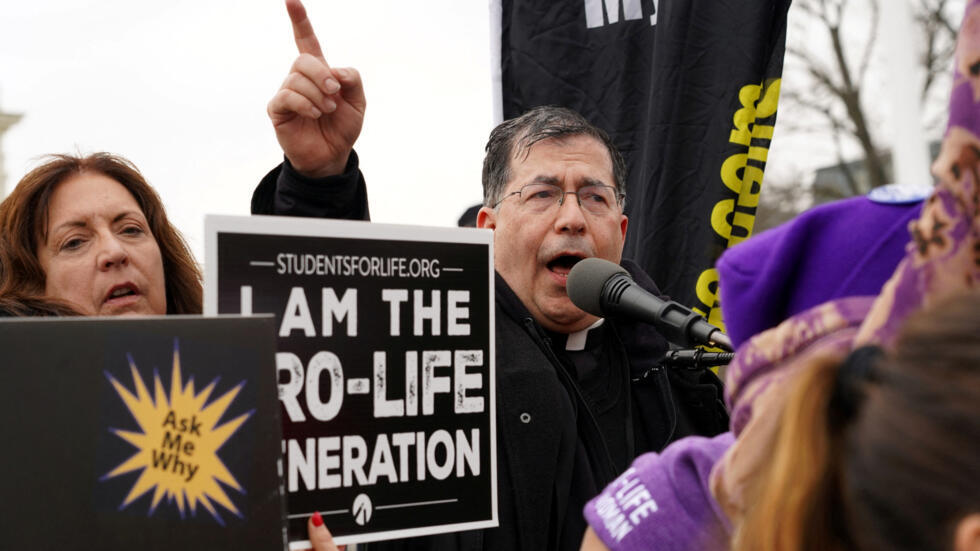 Vatican defrocks Trump-supporting, anti-abortion priest for blasphemous ...
