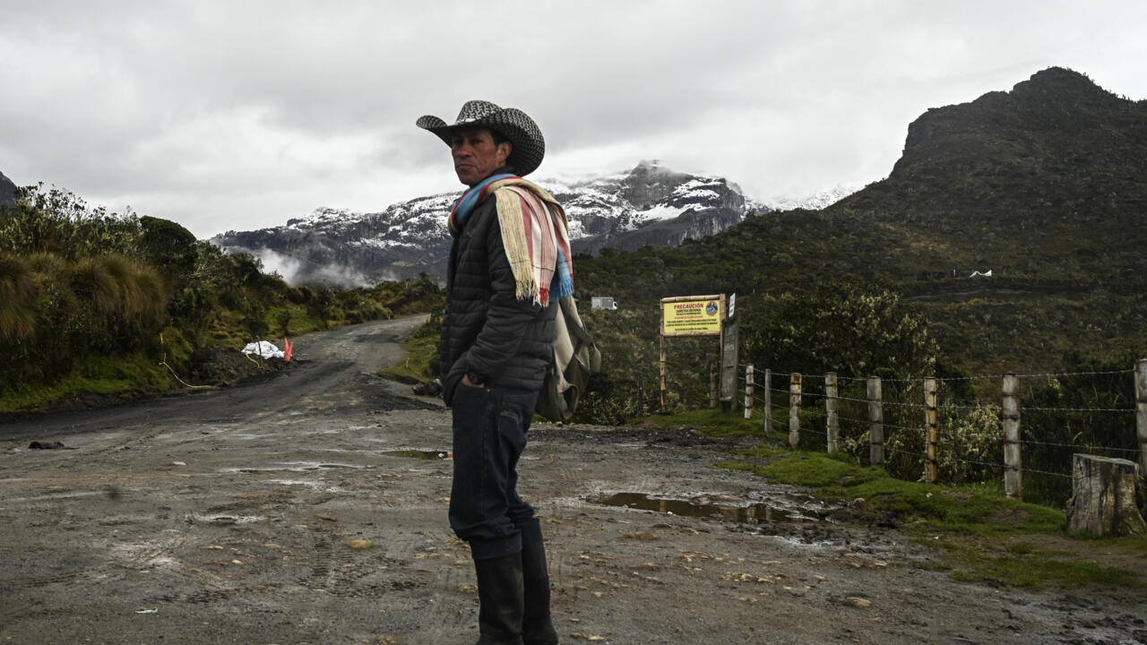 As Colombian volcano rumbles to life, villagers resist evacuation