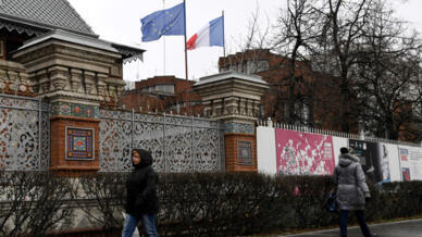 France 'strongly' urges its citizens to leave Russia