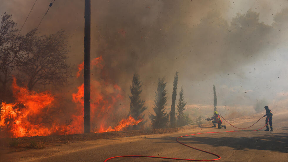 Evacuaciones en Grecia, mientras un incendio forestal se extiende a las ...