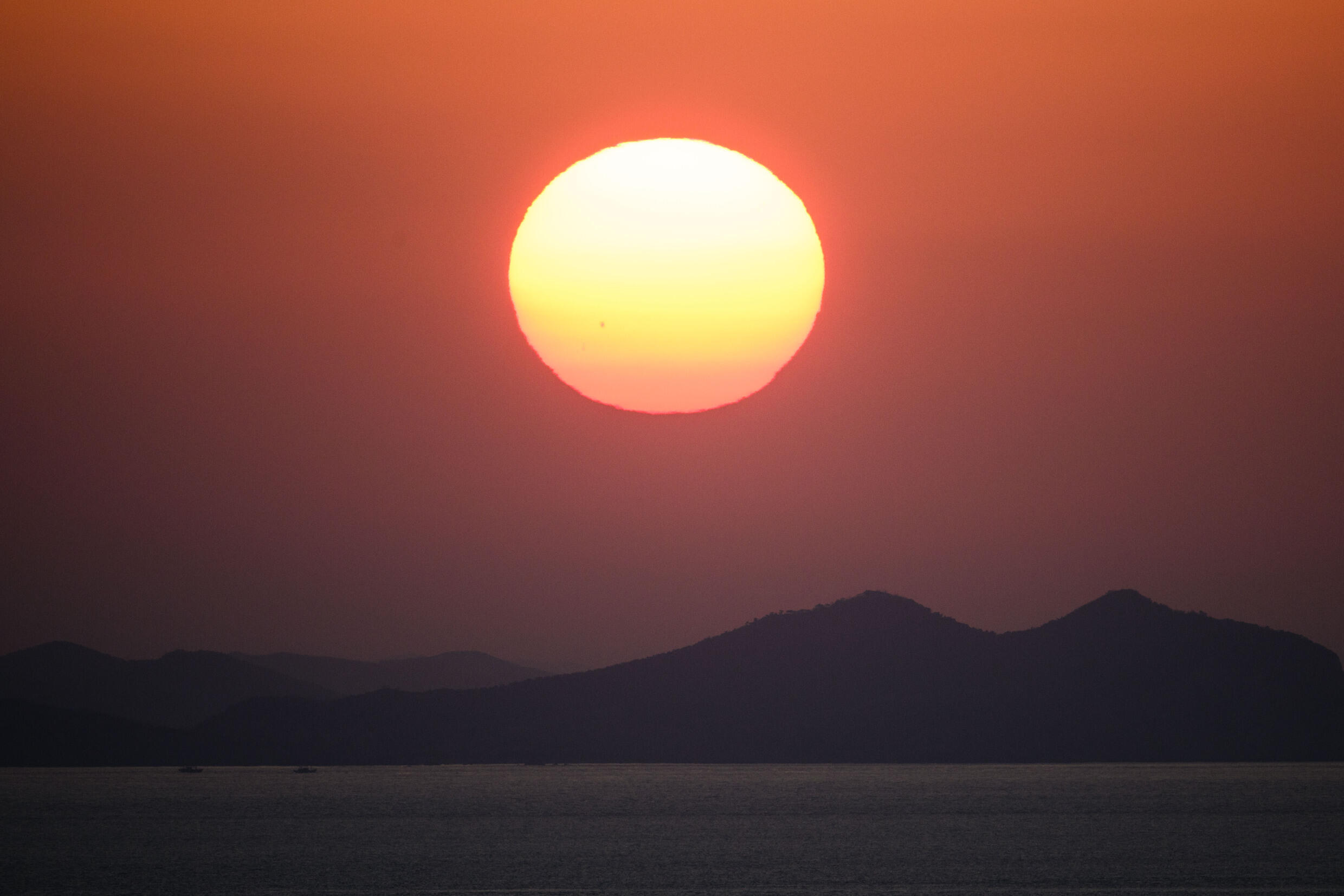 Tanks, guns and 'dragon's teeth' guard S Korea frontier island