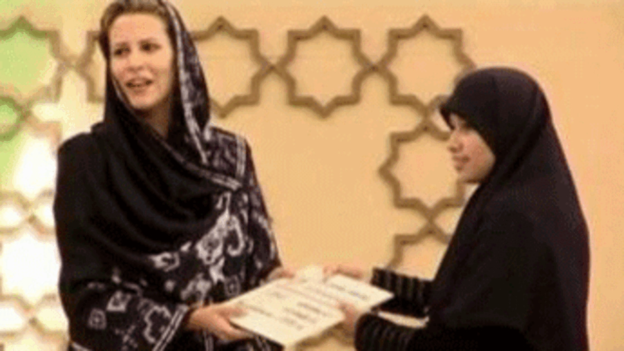 Gaddafi family members flee to Algeria