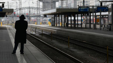 Travel chaos hits Germany as train drivers extend strike