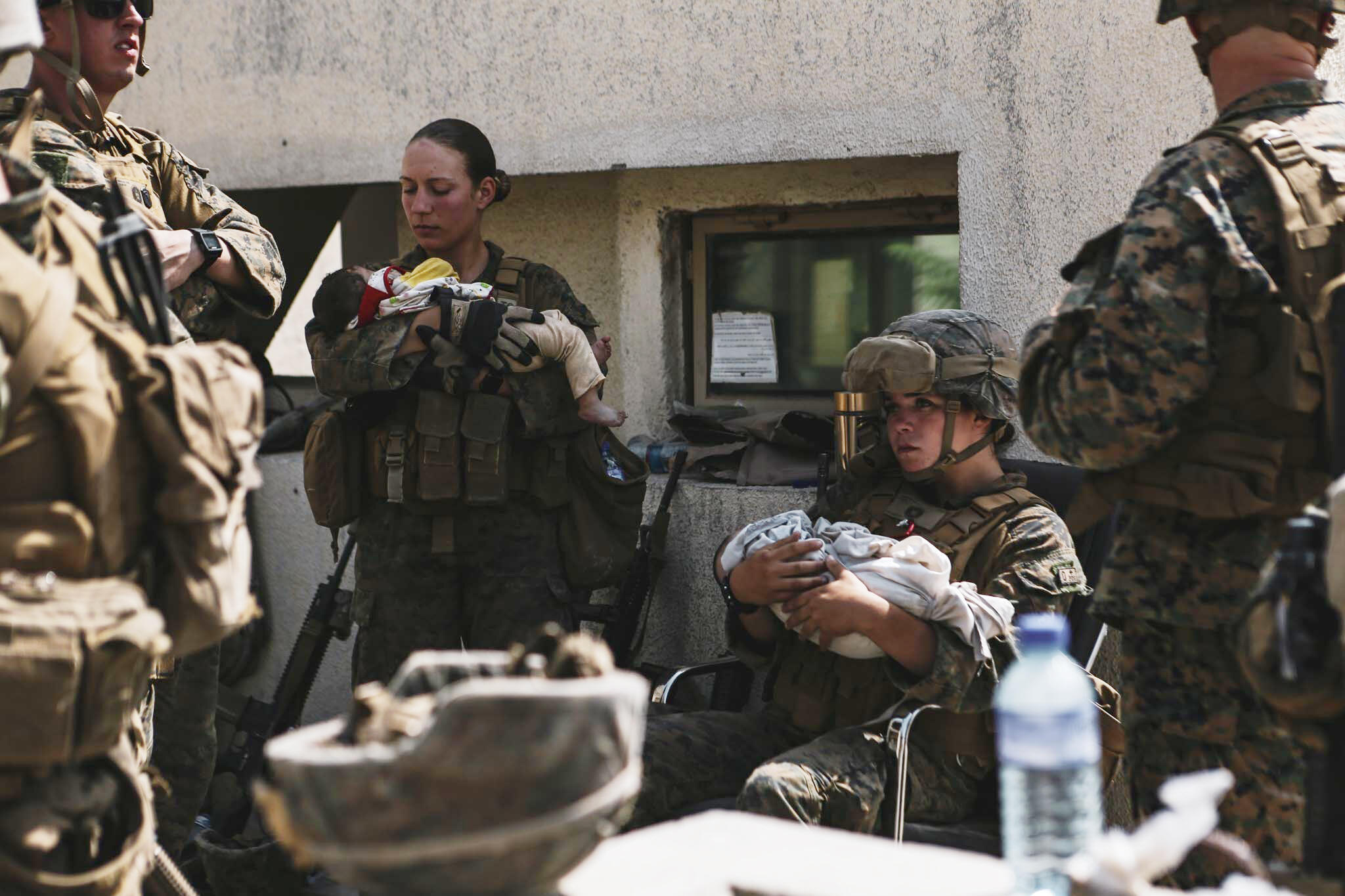 Viral footage of US Marine aiding baby captures Kabul chaos - France 24