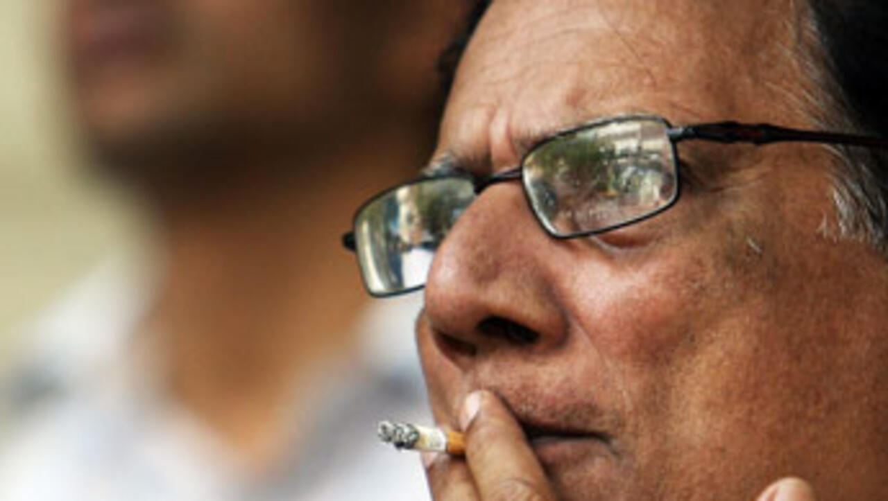 India bans smoking in public places