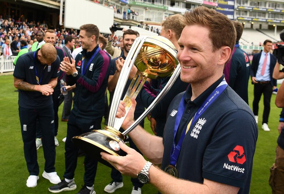 England bid to join elite company in retaining World Cup