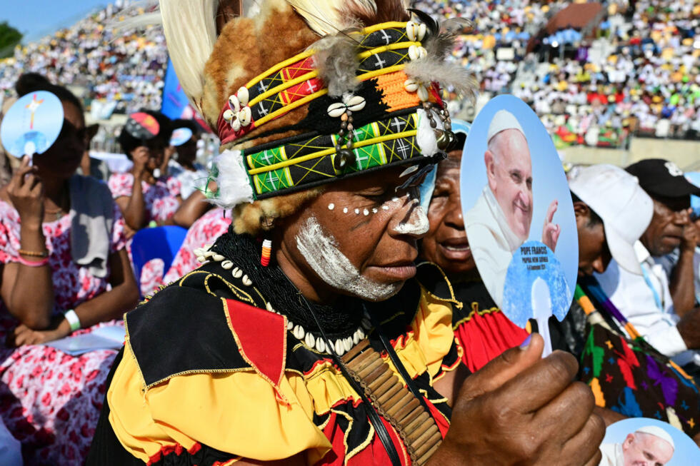 Sporting a feathered headdress, Pope Francis finds 'Eden' in Papua New ...