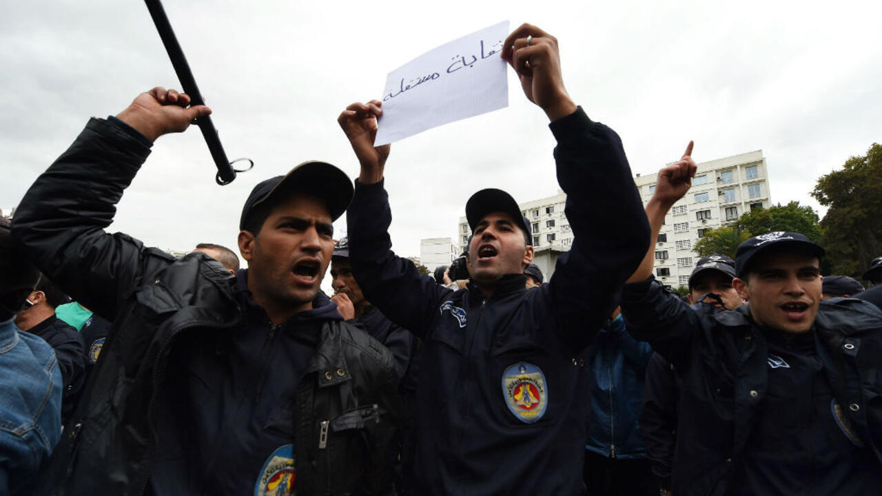 Des centaines de policiers algériens ont manifesté devant la présidence