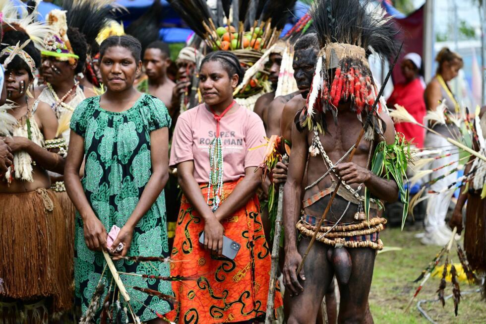 Sporting a feathered headdress, Pope Francis finds 'Eden' in Papua New ...