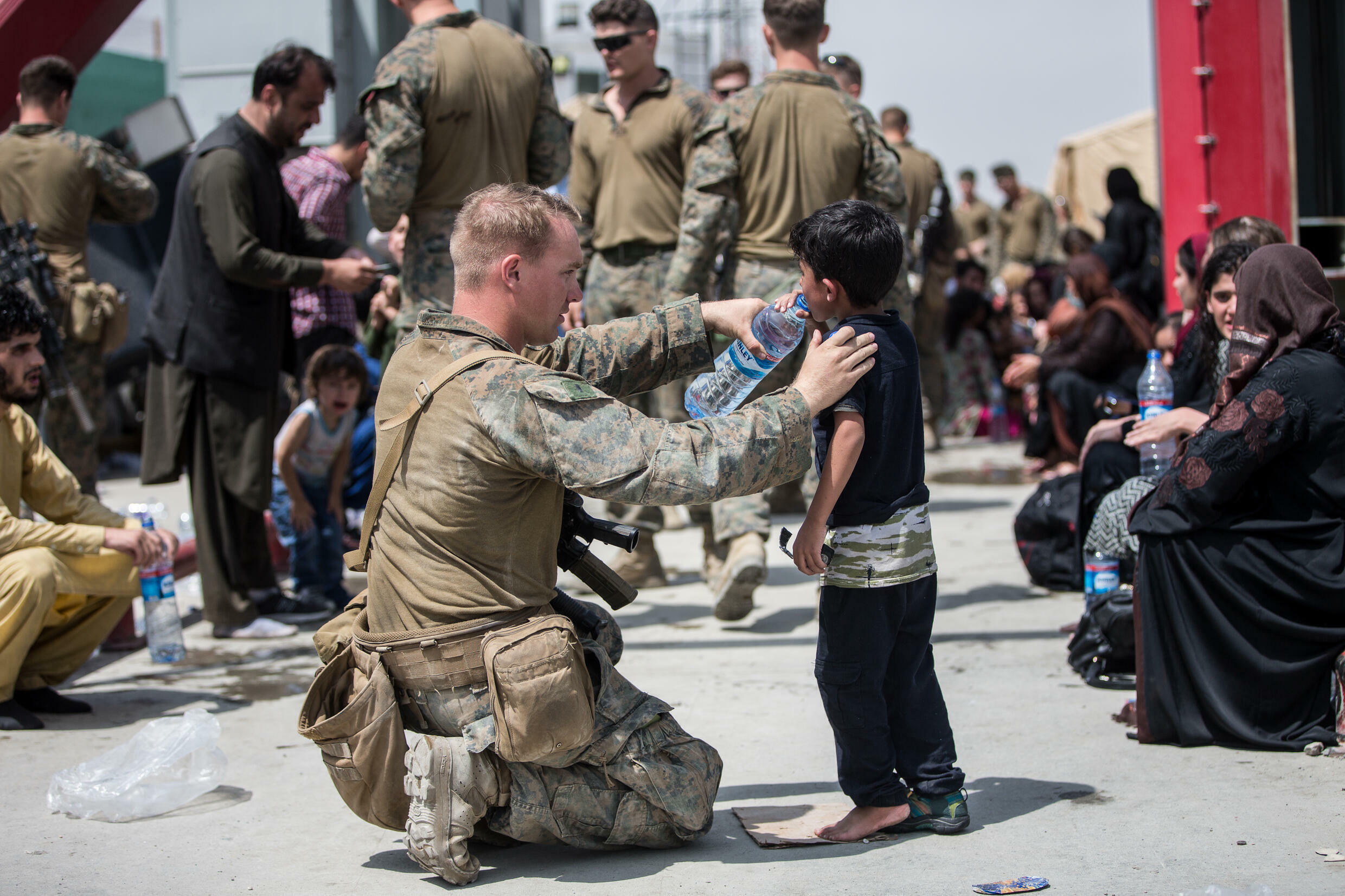 Viral footage of US Marine aiding baby captures Kabul chaos - France 24