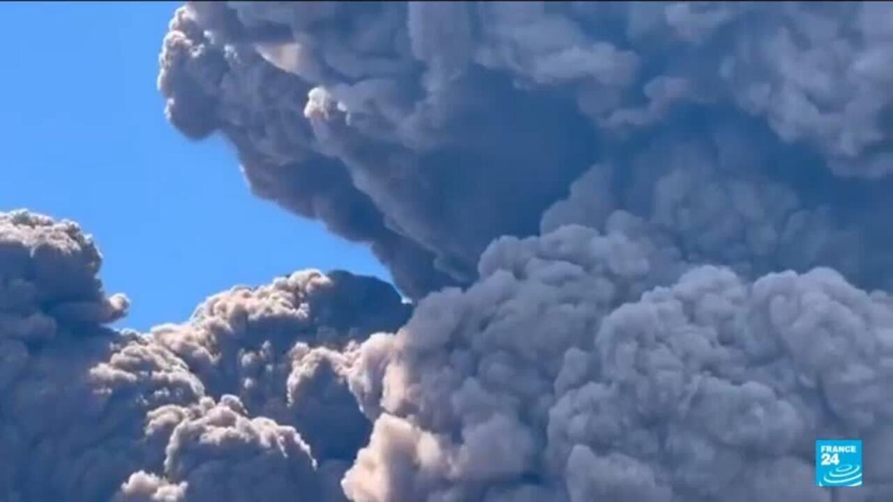 Éruption de l'Etna : panache de fumée et cendres sur la Sicile - France 24
