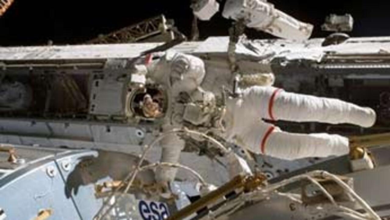 NASA to build moon base for six-month stay