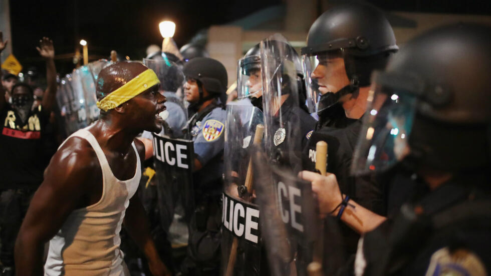 Protesters smash windows in 2nd violent night near St Louis in US