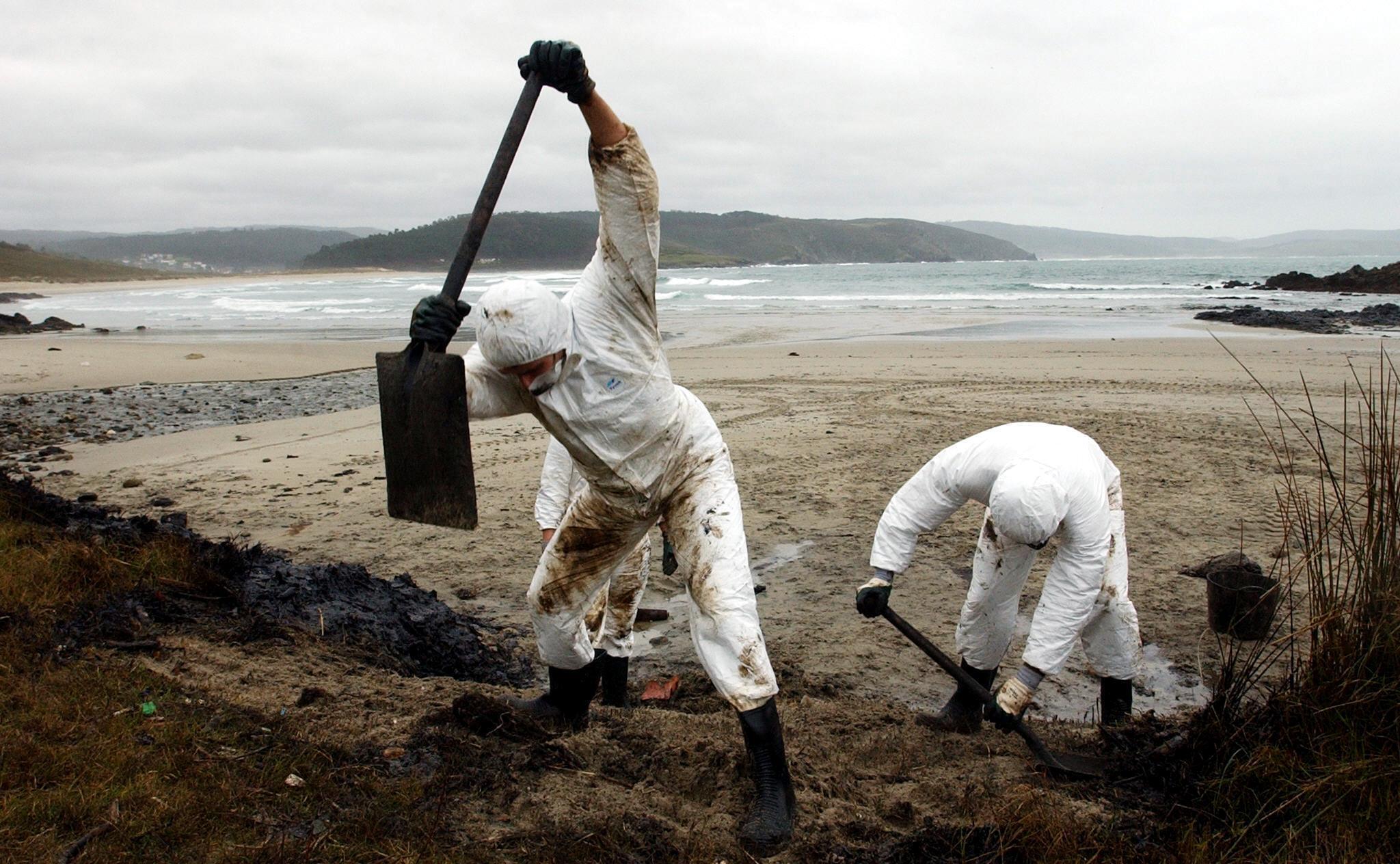 "Du fioul partout": il y a 20 ans, la marée noire du "Prestige ...