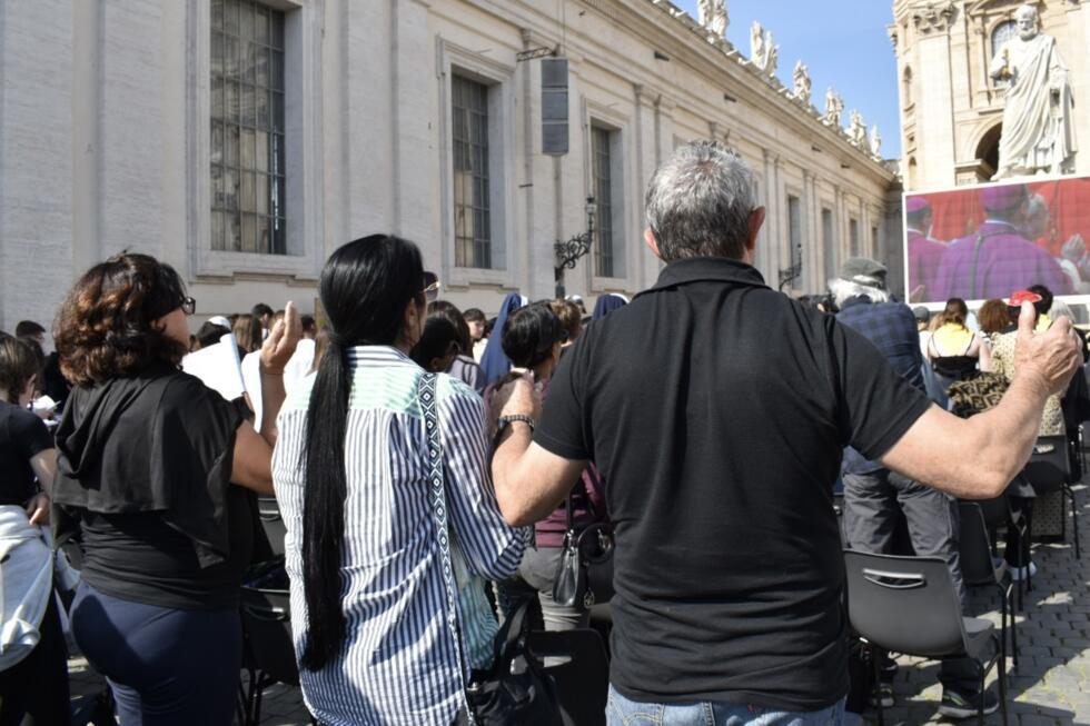 "Une énergie très spéciale" place Saint-Pierre quand arrive le cercueil ...