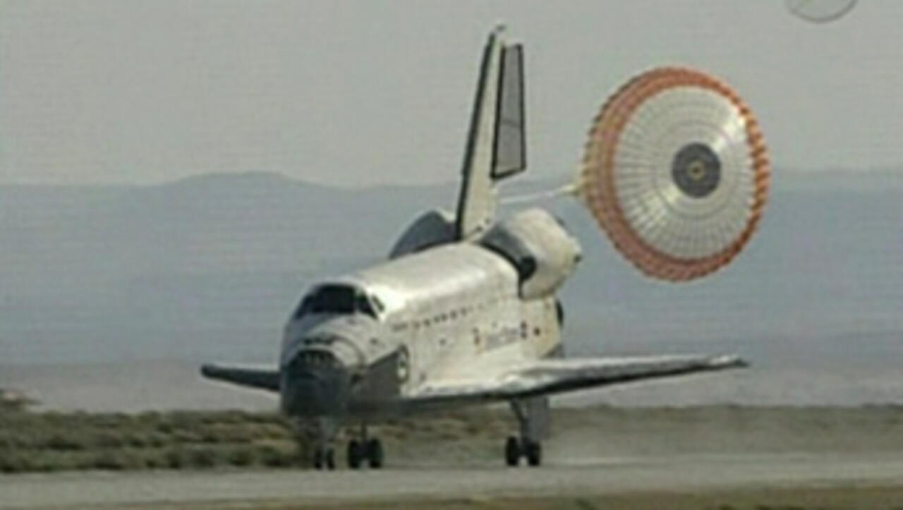 Atlantis finally touches down in California
