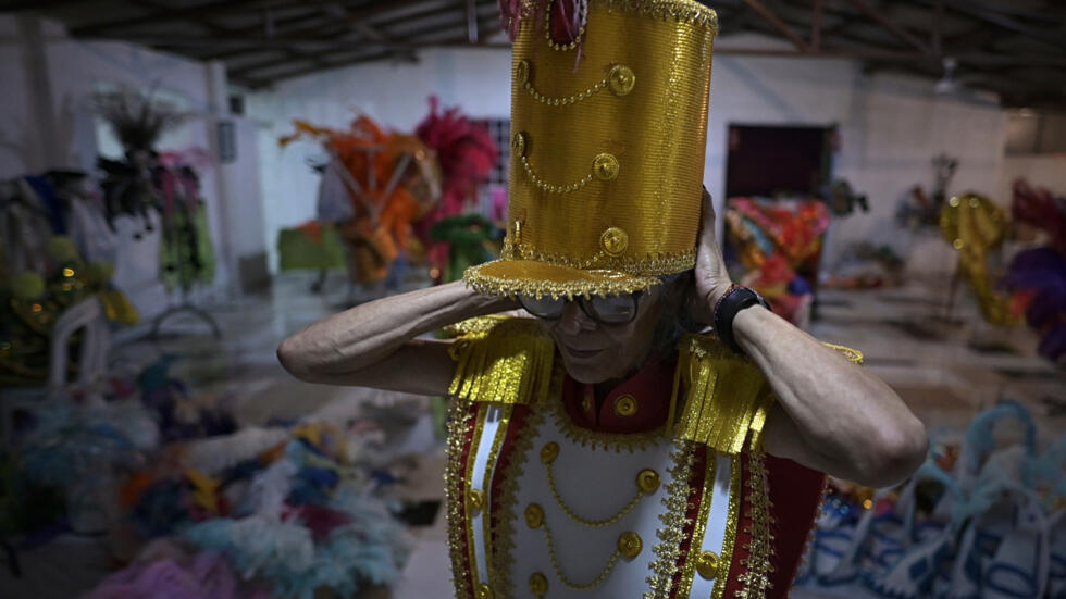 Río de Janeiro da inicio a su carnaval para alejar las "tinieblas"