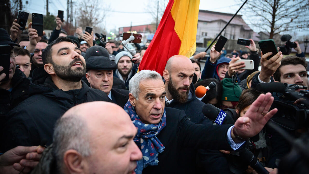 Présidentielle annulée en Roumanie : des électeurs manifestent leur ...