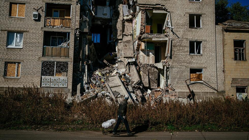 Russian forces intensify shelling of Ukraine's strategic eastern town ...