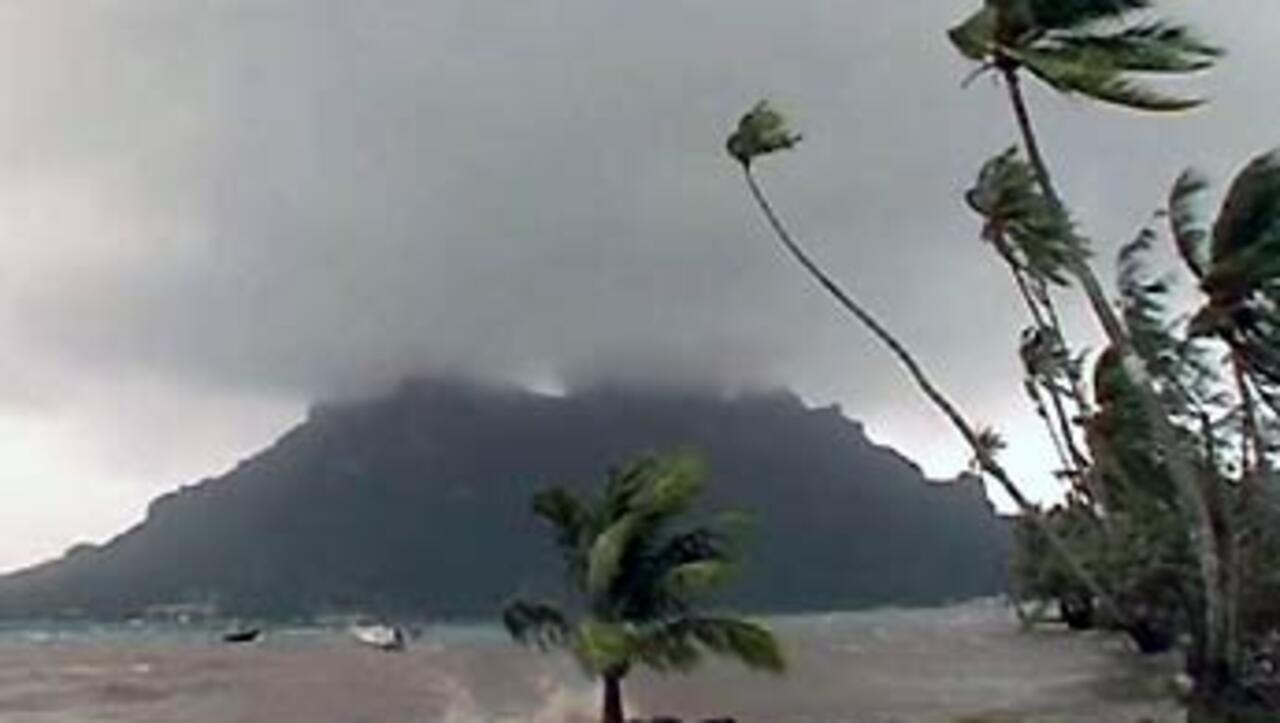 Tahiti et Moorea placées en alerte rouge à l'approche du cyclone Oli